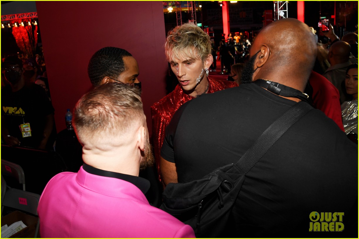 Conor McGregor Gets Into Fight with Machine Gun Kelly on MTV VMAs 2021 ...