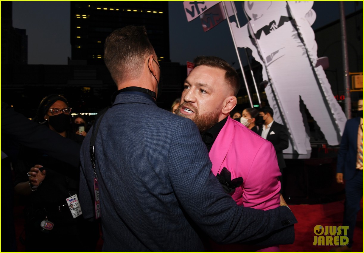 Conor McGregor Gets Into Fight with Machine Gun Kelly on MTV VMAs 2021 ...