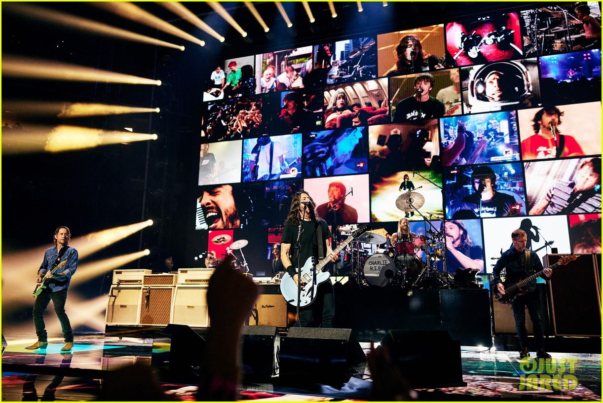 The Foo Fighters Accept First Ever MTV Global Icon Award & Perform ...