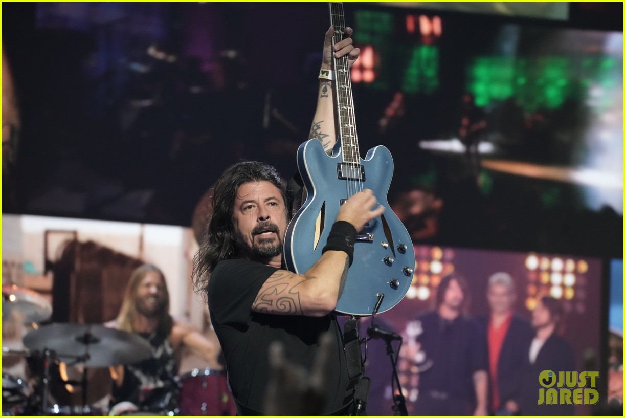 The Foo Fighters Accept First Ever MTV Global Icon Award & Perform ...