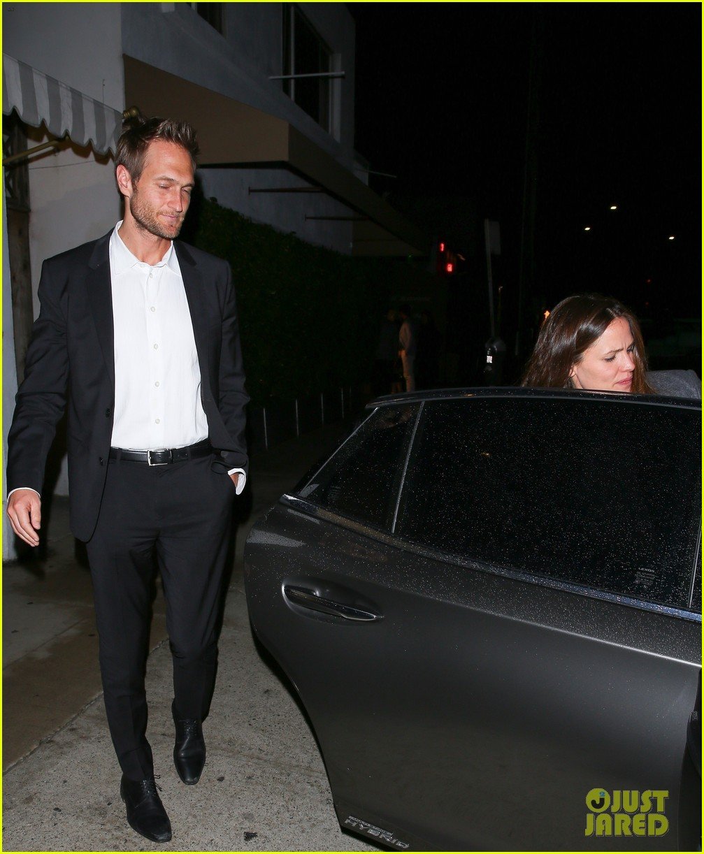 Jennifer Garner Enjoys Very Rare Day Out with On-Again Boyfriend John ...