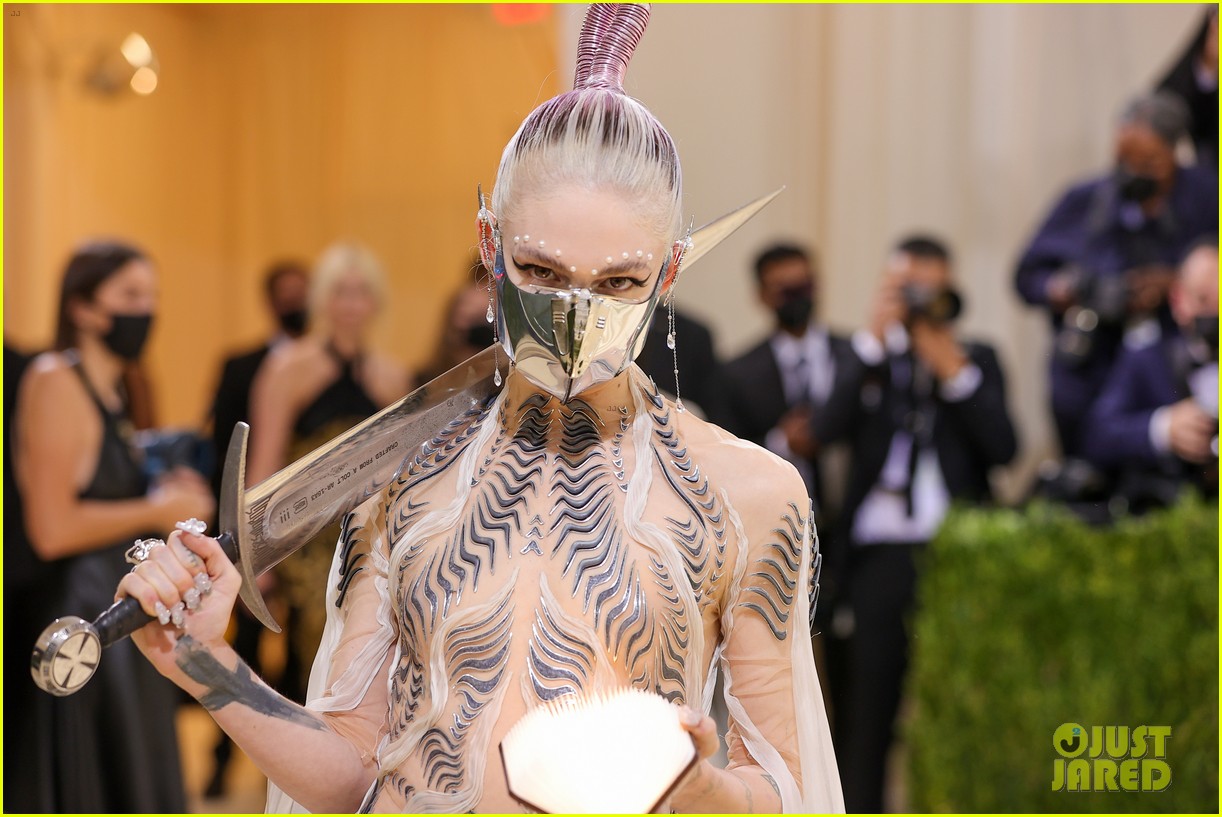 Photo: grimes carries sword metal mask met gala 03 | Photo 4622866 ...