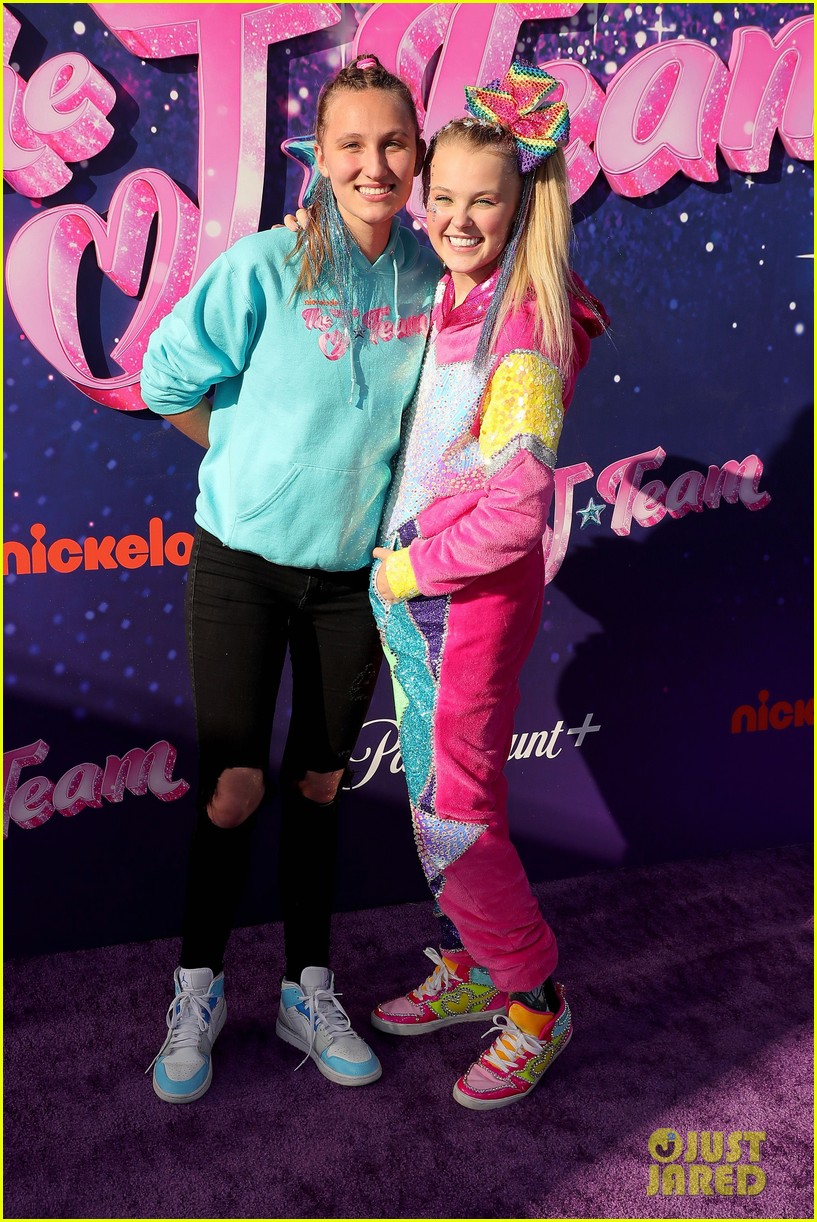 JoJo Siwa Kisses Girlfriend Kylie Prew at 'The J Team' Premiere!: Photo ...