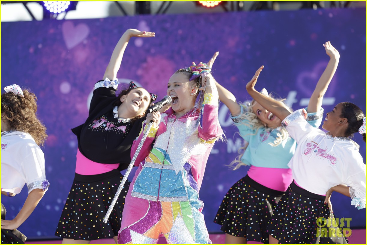 JoJo Siwa Kisses Girlfriend Kylie Prew at 'The J Team' Premiere!: Photo ...