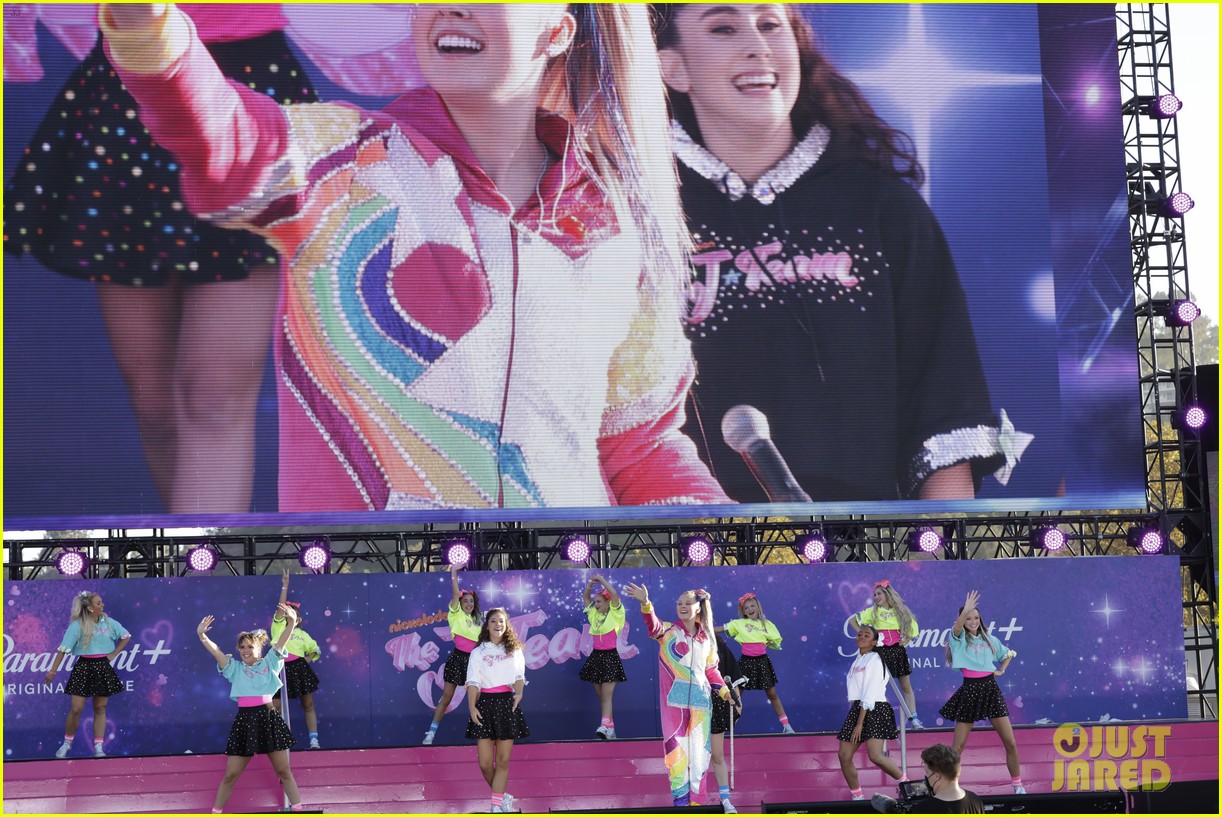 JoJo Siwa Kisses Girlfriend Kylie Prew at 'The J Team' Premiere!: Photo ...