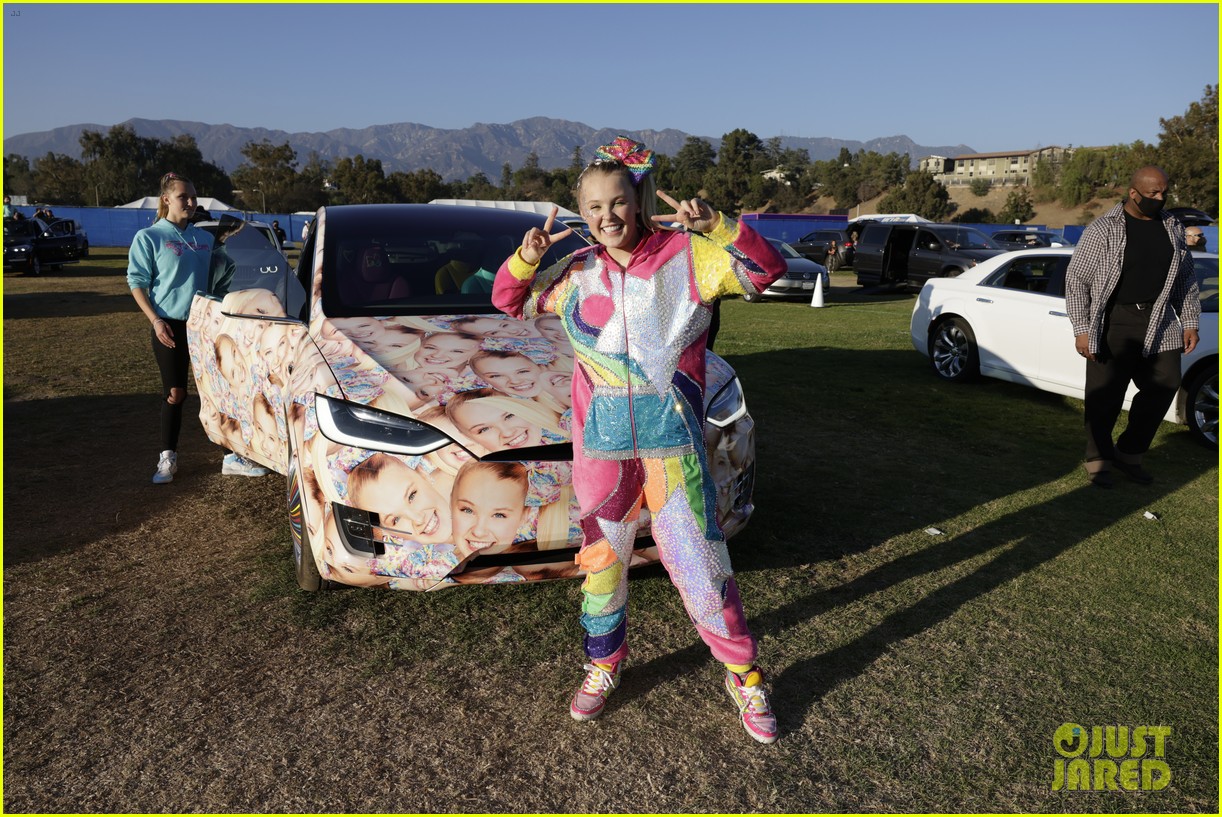 JoJo Siwa Kisses Girlfriend Kylie Prew at 'The J Team' Premiere!: Photo ...