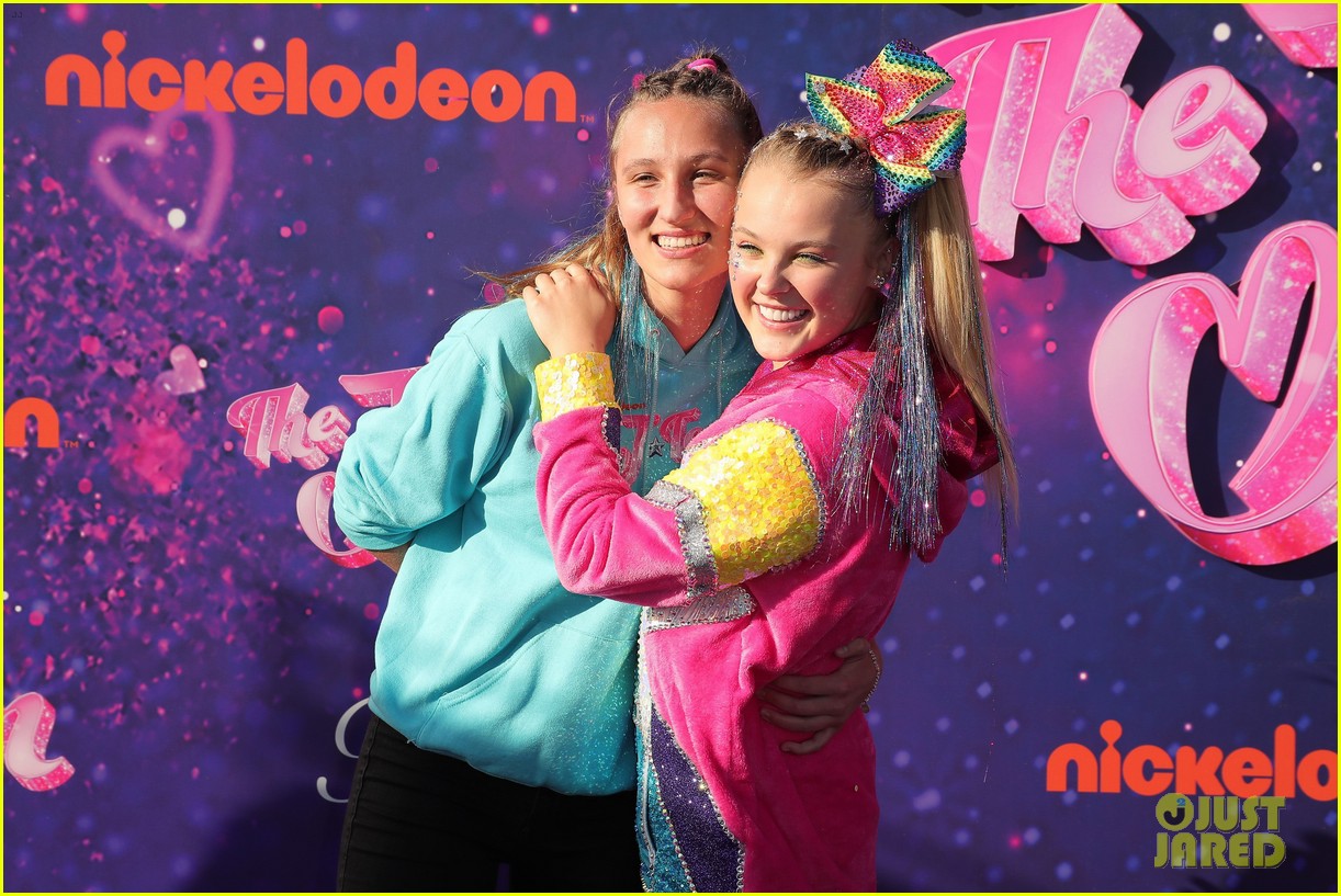 JoJo Siwa Kisses Girlfriend Kylie Prew at 'The J Team' Premiere!: Photo ...