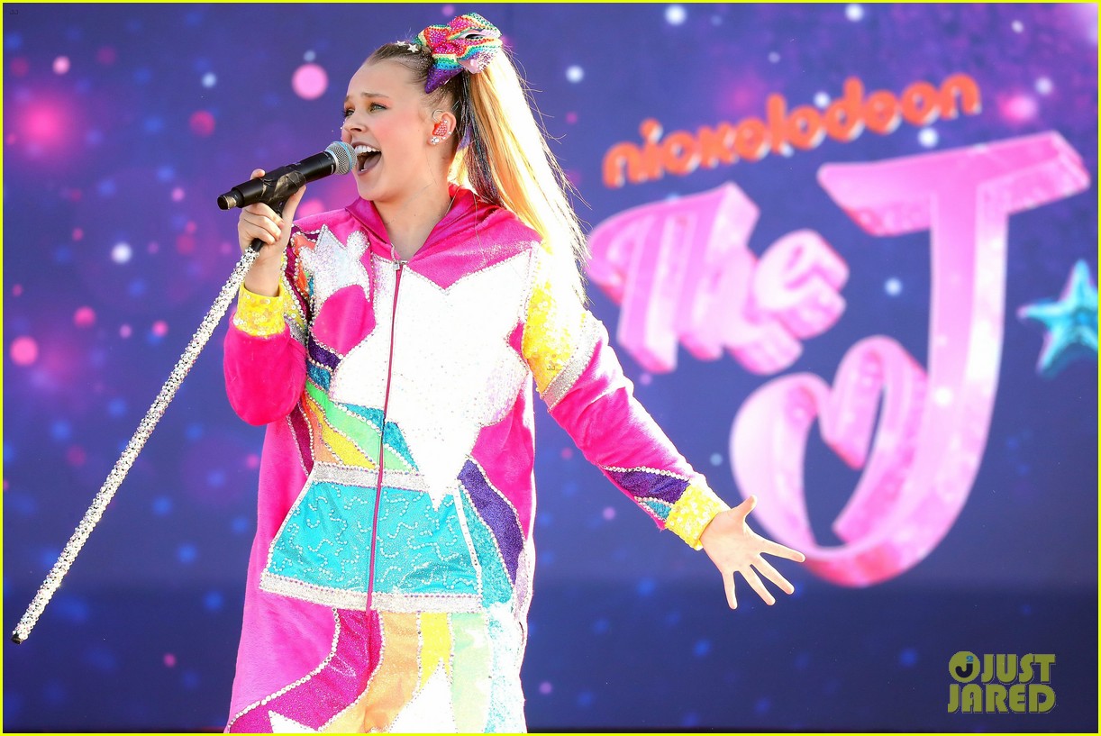 JoJo Siwa Kisses Girlfriend Kylie Prew at 'The J Team' Premiere!: Photo ...