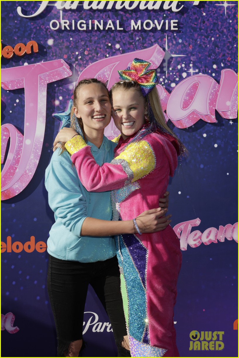 JoJo Siwa Kisses Girlfriend Kylie Prew at 'The J Team' Premiere!: Photo ...