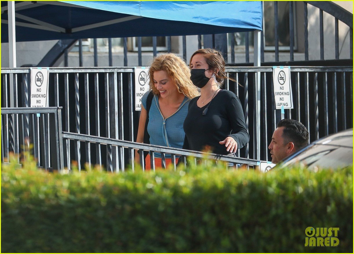 Photo: margot robbie curly hair babylon set pics 14 | Photo 4634629 ...