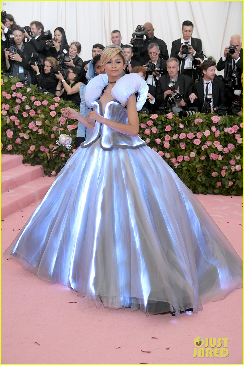 Met Gala 2021: COVID-19 Vaccine Requirement & Mask Rules Revealed ...