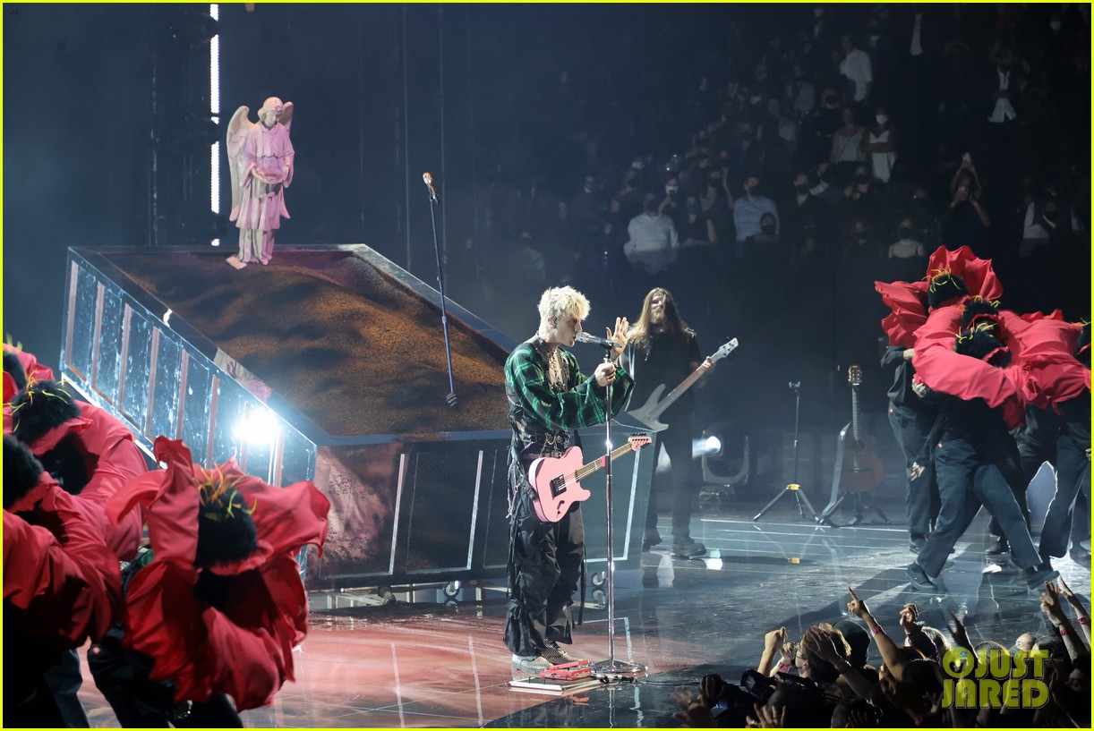 VMAs Insider Reveals Machine Gun Kelly's Performance Was Changed Around ...
