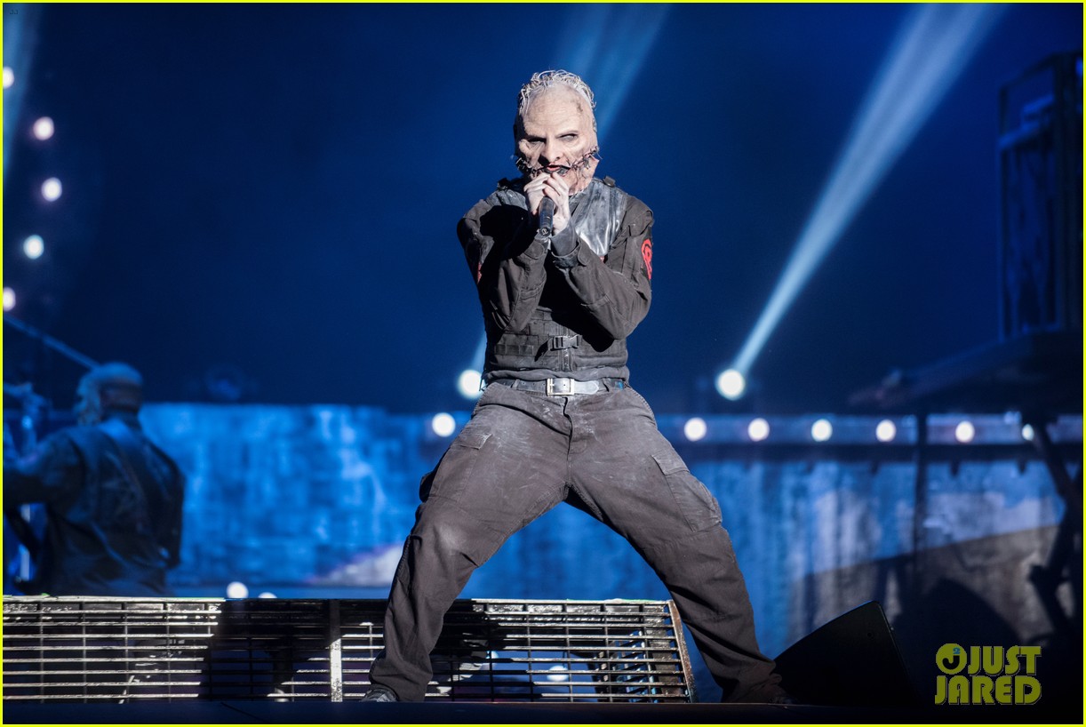 Machine Gun Kelly Calls Slipknot 'Old, Weird Dudes with Masks': Photo ...