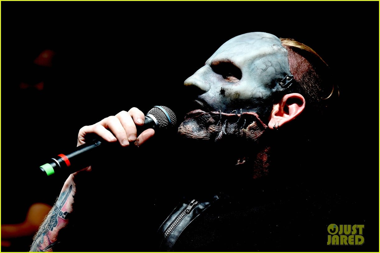 Machine Gun Kelly Calls Slipknot 'Old, Weird Dudes with Masks': Photo ...