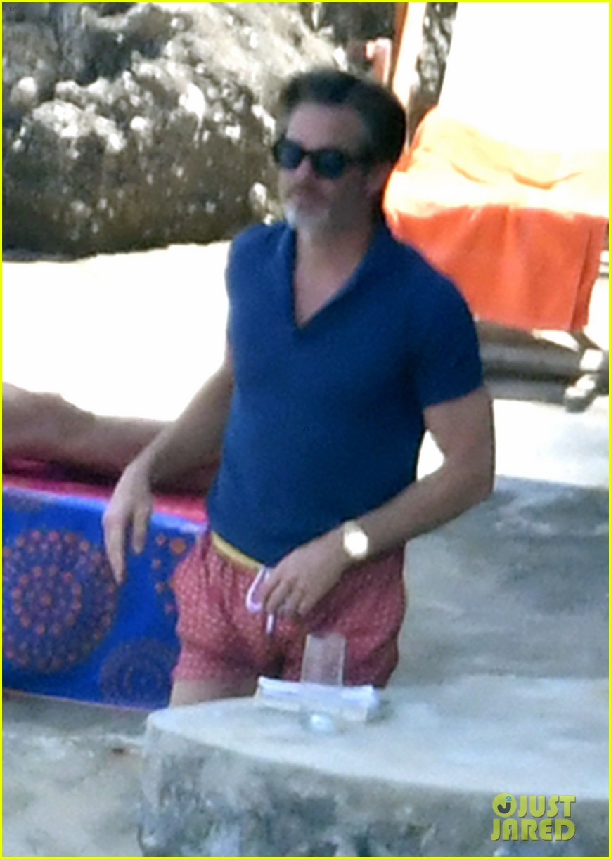 Chris Pine Shows Off Toned Back Muscles While On A Birthday Trip in ...