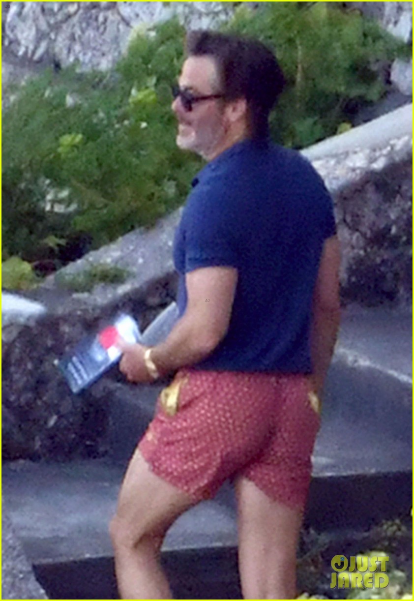 Chris Pine Shows Off Toned Back Muscles While On A Birthday Trip in ...