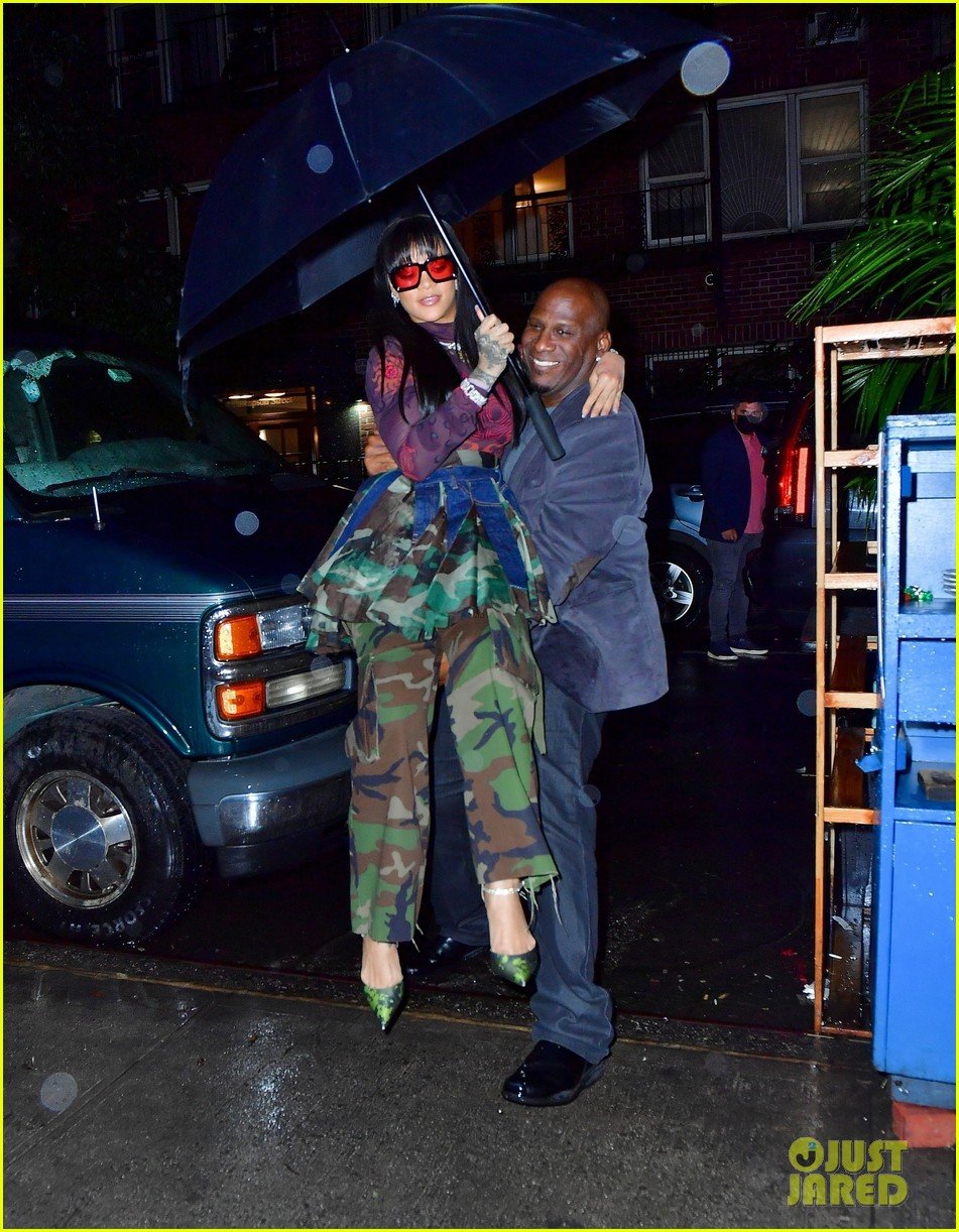 Rihanna's Bodyguard Carried Her from the Car to the Sidewalk - See the ...