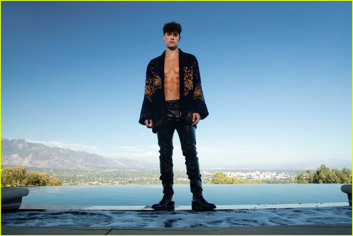 TikTok Star Noah Beck Shows Off His Physique for 'Mood,' Talks Dating ...