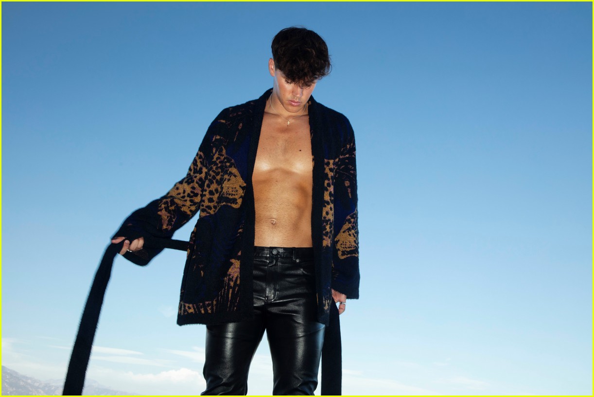 TikTok Star Noah Beck Shows Off His Physique for 'Mood,' Talks Dating ...