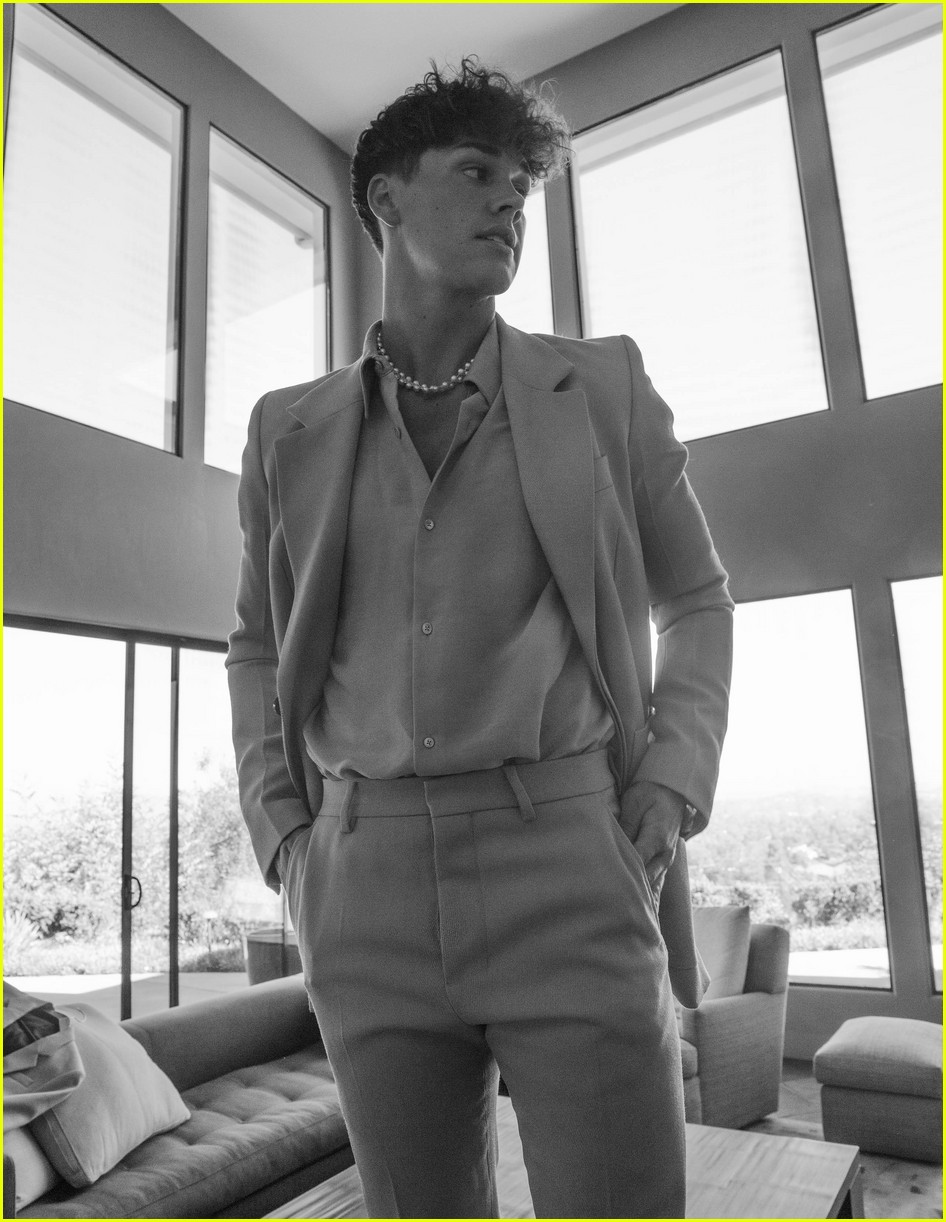 TikTok Star Noah Beck Shows Off His Physique for 'Mood,' Talks Dating ...