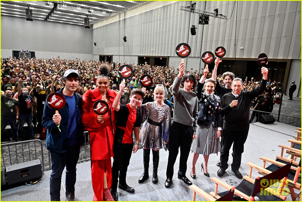 Carrie Coon Joins Her Young 'Ghostbusters' Co-Stars for Surprise ...