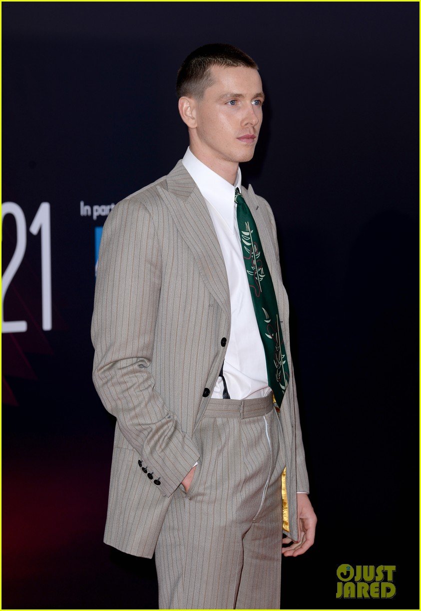 Honor Swinton Byrne Rocks A Shiny Trench Look For 'The Souvenir: Part ...