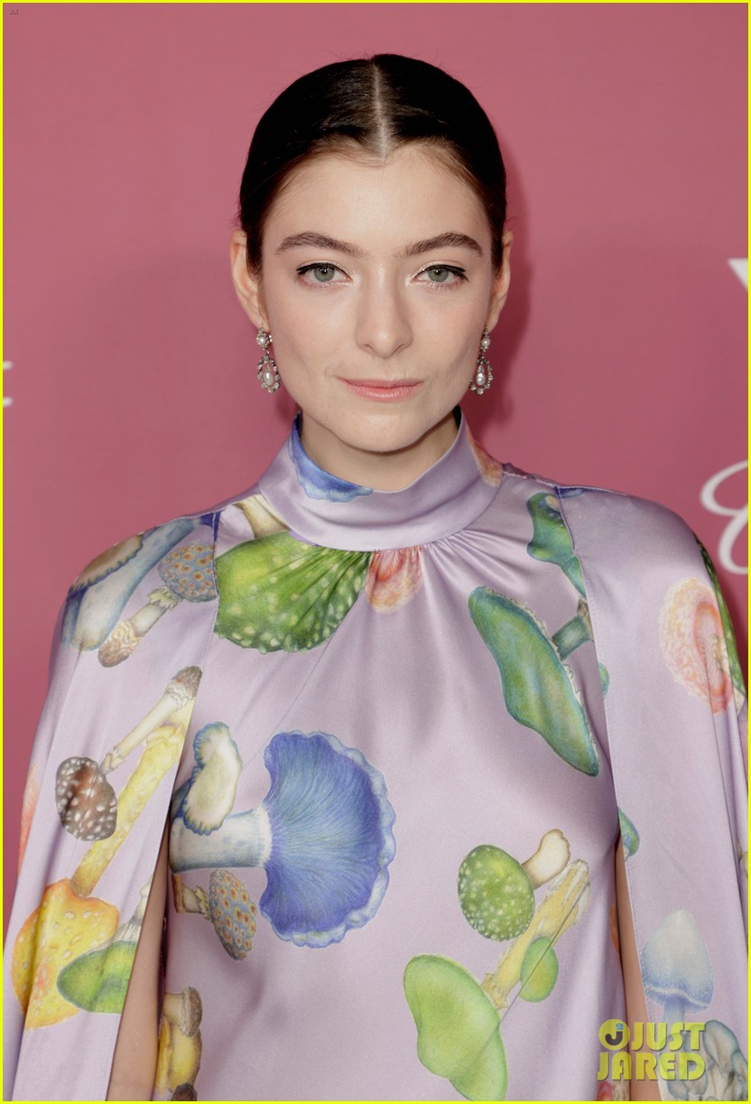 Lorde Goes Pretty in Caped Dress as She's Honored by Hunter Schafer at ...