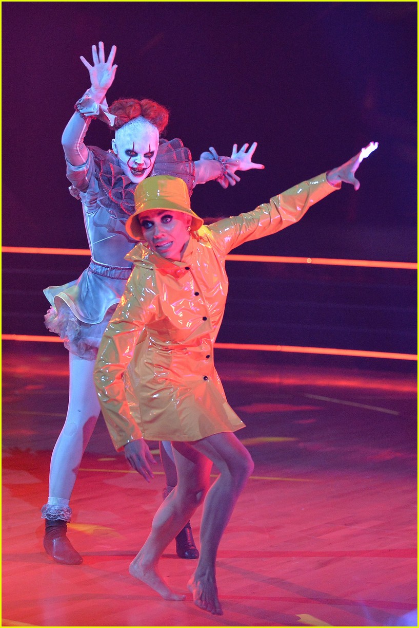 JoJo Siwa Transforms Into Pennywise for Her Second Perfect Score on ...