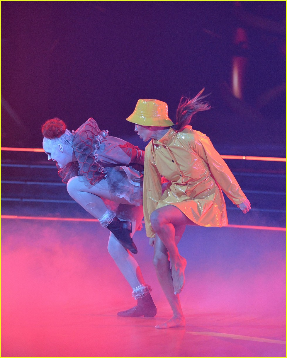 JoJo Siwa Transforms Into Pennywise for Her Second Perfect Score on ...