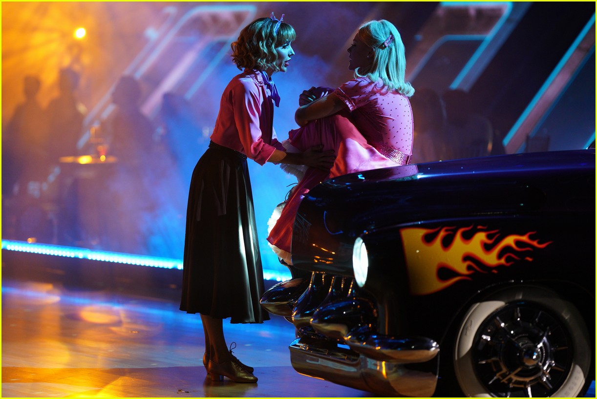 JoJo Siwa Receives First Perfect Score of the Season on 'DWTS' Grease ...