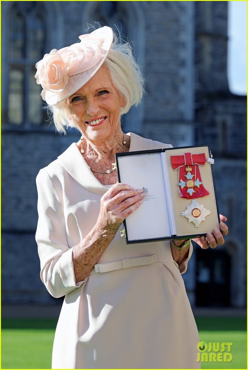 Photo: mary berry dame commander investiture 18 | Photo 4648014 | Just ...