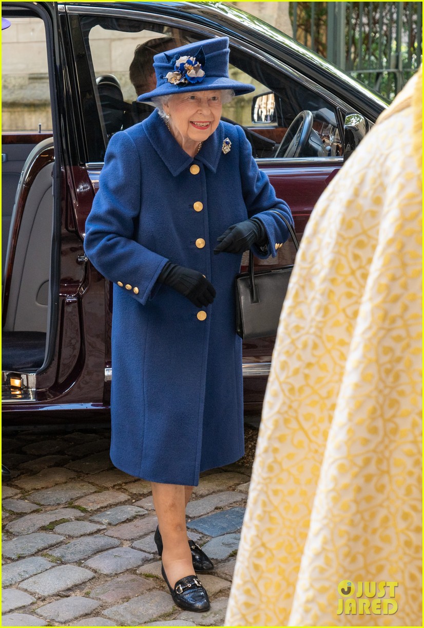 Queen Elizabeth Uses a Cane in Public for First Time in Years: Photo ...
