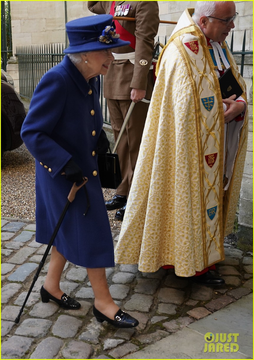 Queen Elizabeth Uses a Cane in Public for First Time in Years: Photo ...