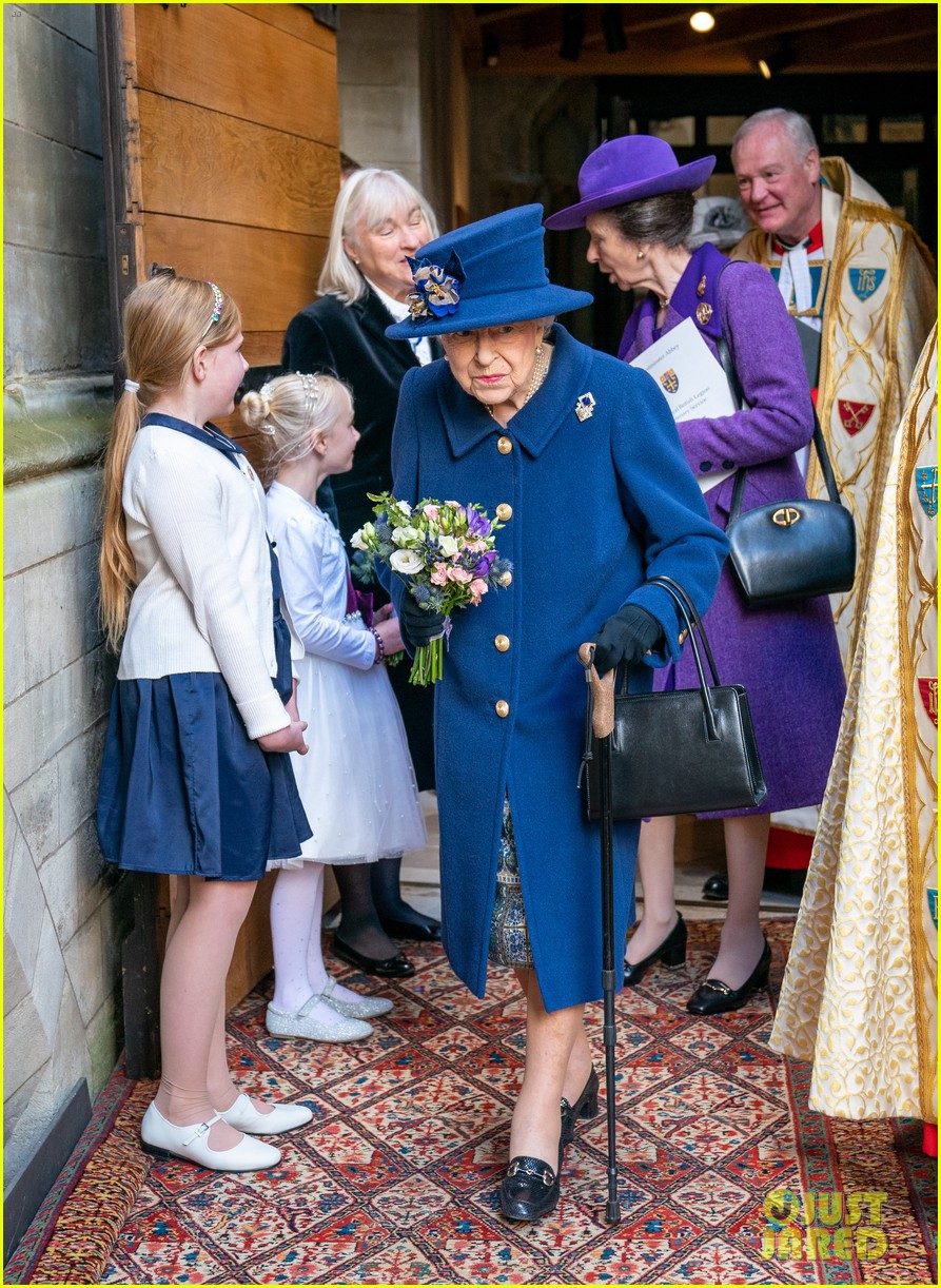Queen Elizabeth Uses a Cane in Public for First Time in Years: Photo ...