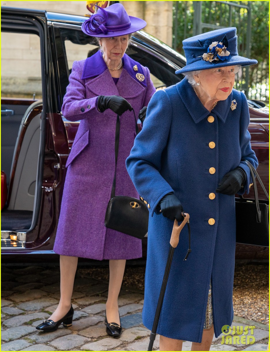 Queen Elizabeth Uses a Cane in Public for First Time in Years: Photo ...