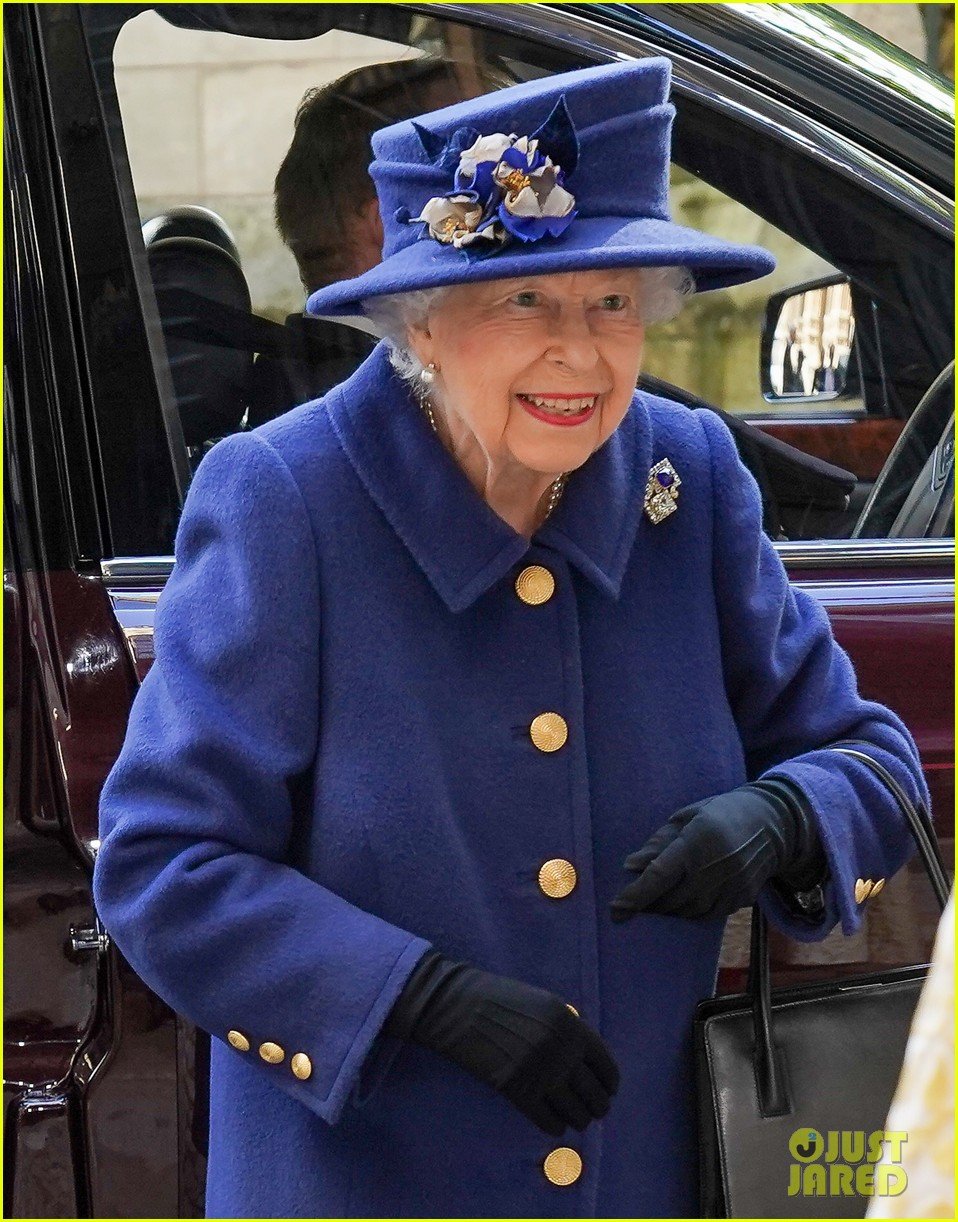 Queen Elizabeth Uses a Cane in Public for First Time in Years: Photo ...