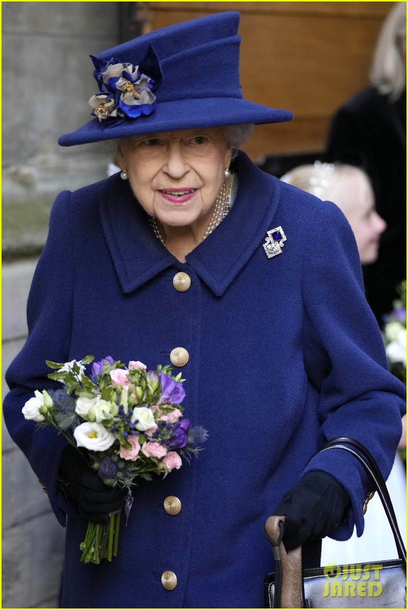 Queen Elizabeth Uses a Cane in Public for First Time in Years: Photo ...