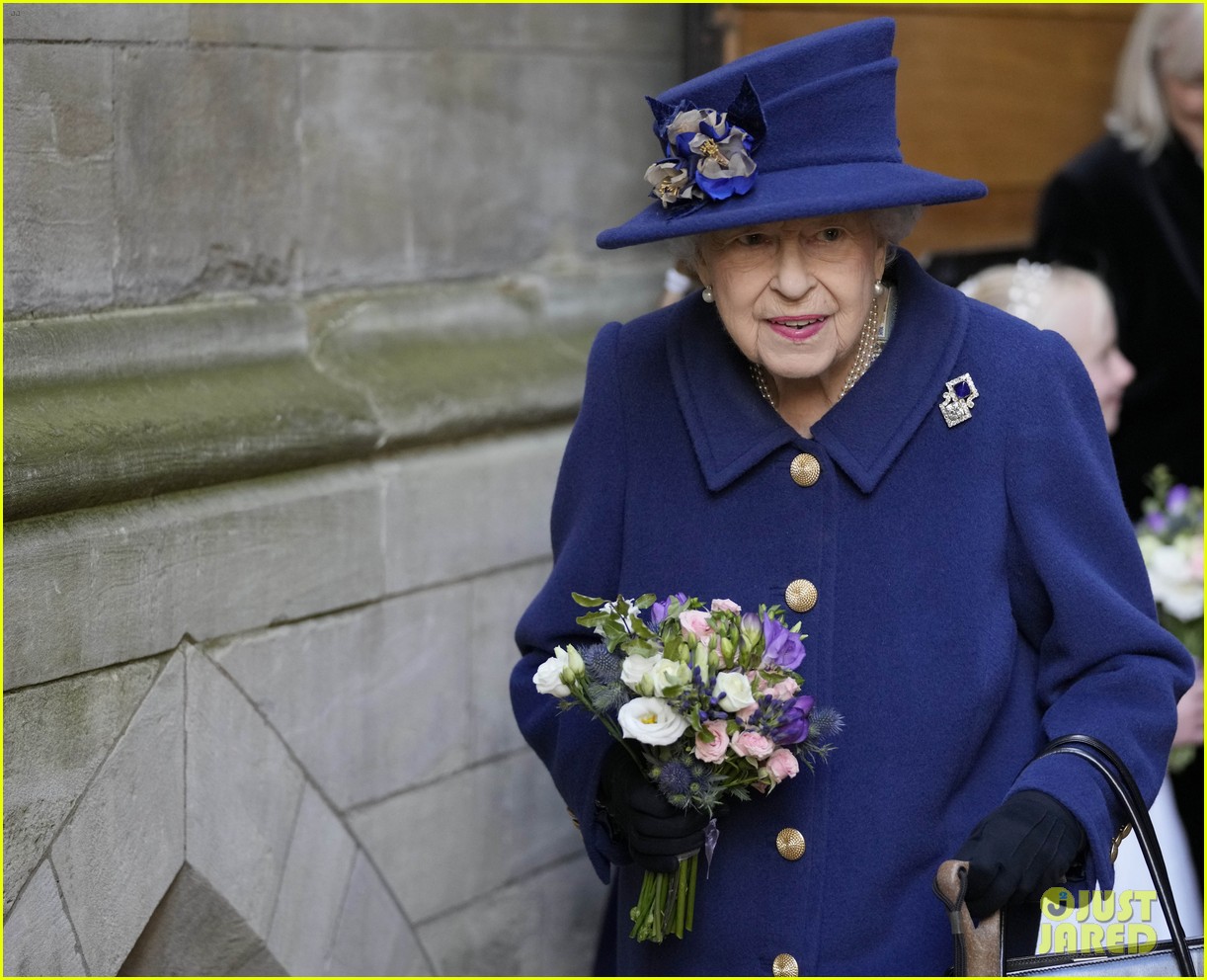 Queen Elizabeth Uses a Cane in Public for First Time in Years: Photo ...
