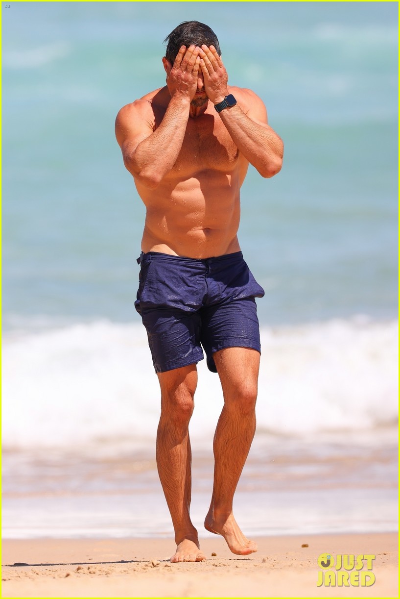 Photo: tim robards beach photos 42 | Photo 4648551 | Just Jared
