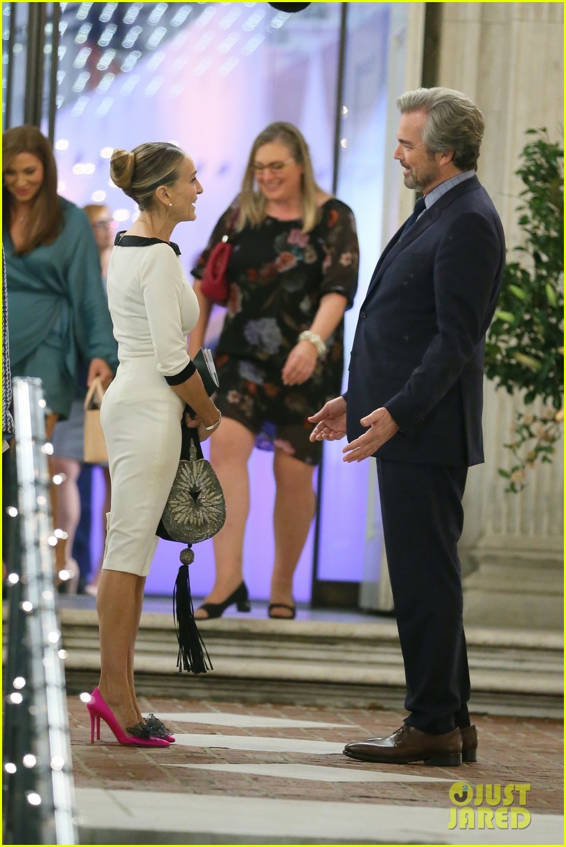 Sarah Jessica Parker Films A Few Night Scenes With Jon Tenney For 'And ...