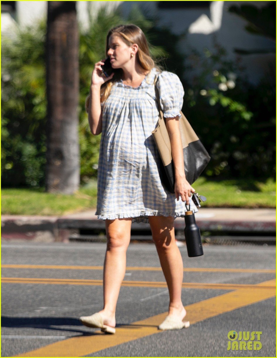 Scott Speedman & Pregnant Girlfriend Lindsay Rae Hofmann Run Errands ...