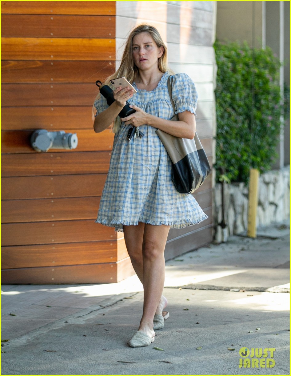 Scott Speedman & Pregnant Girlfriend Lindsay Rae Hofmann Run Errands ...