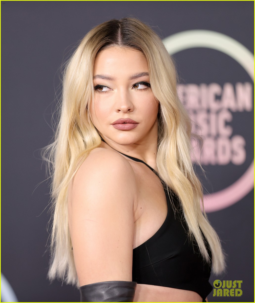 Madelyn Cline Pairs Cut-Out Dress with Leather Gloves for AMAs 2021 ...