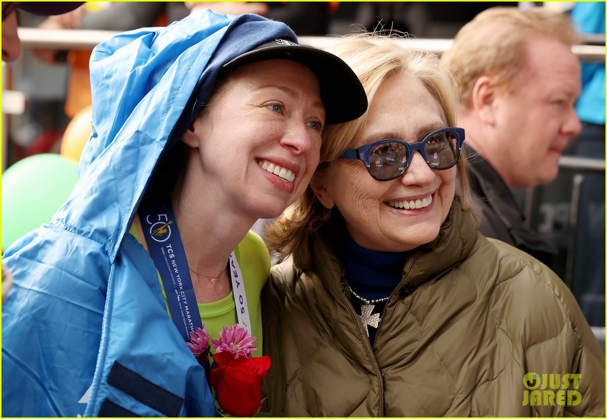Bill & Hillary Clinton Greet Chelsea Clinton at the NYC Marathon 2021 ...