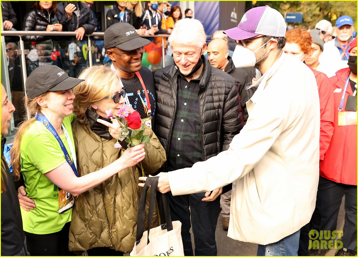 Bill & Hillary Clinton Greet Chelsea Clinton at the NYC Marathon 2021 ...