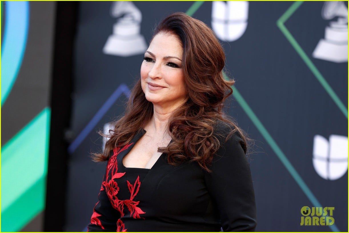 Gloria Estefan Gets a Kiss From Hubby Emilio on Latin Grammys 2021 Red ...