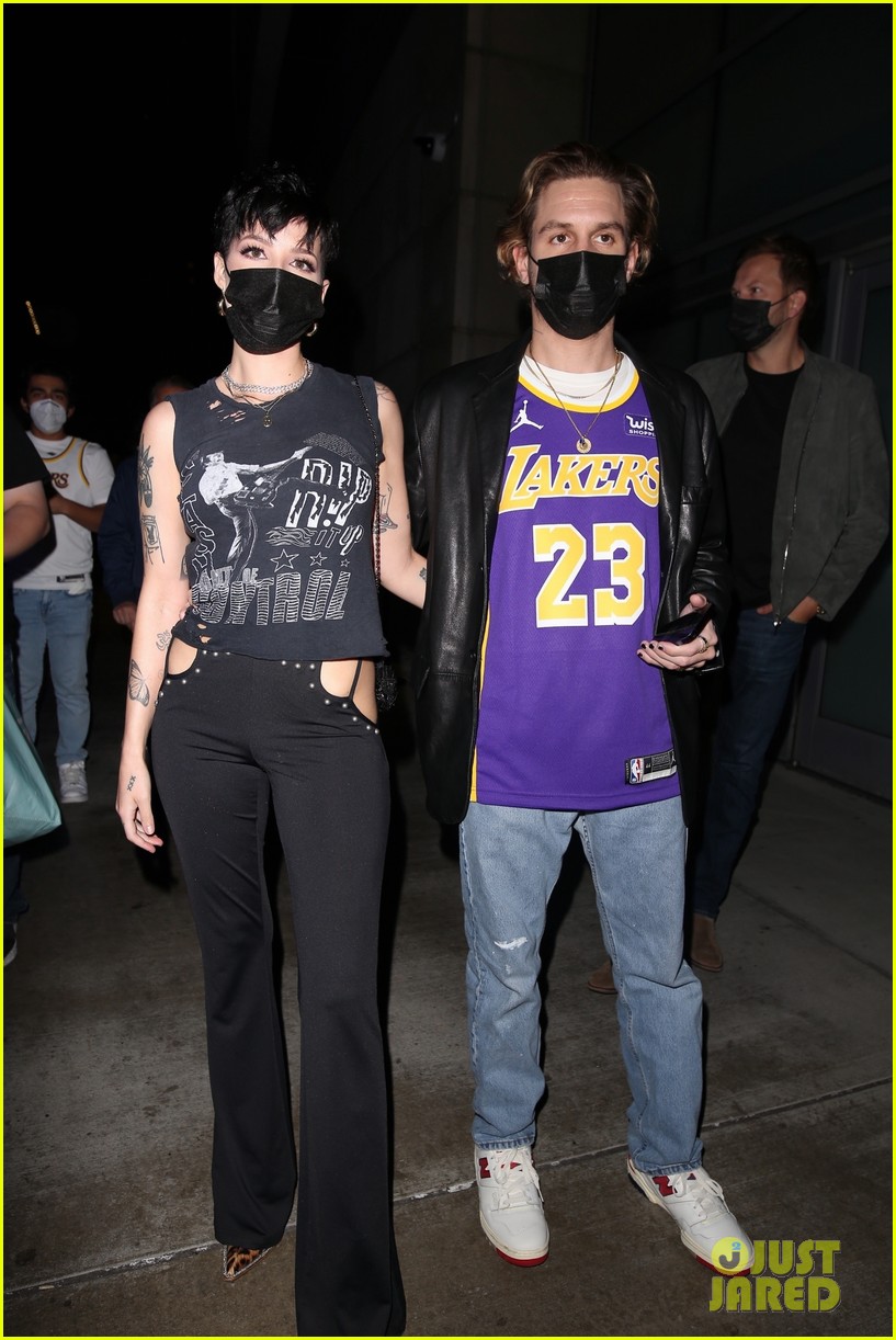 Halsey & Boyfriend Alev Aydin Couple Up for the Lakers Basketball Game ...
