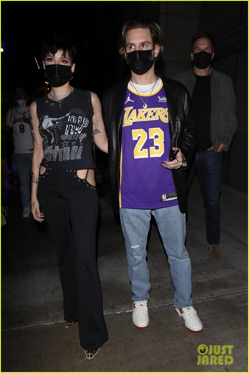 Halsey & Boyfriend Alev Aydin Couple Up for the Lakers Basketball Game ...