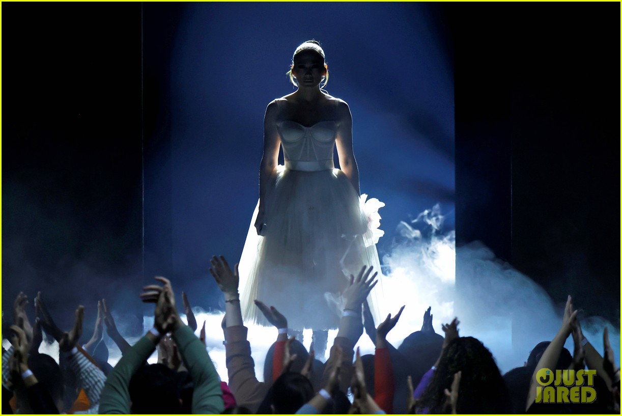 Jennifer Lopez's Quick Costume Change During AMAs 2021 Performance Is ...