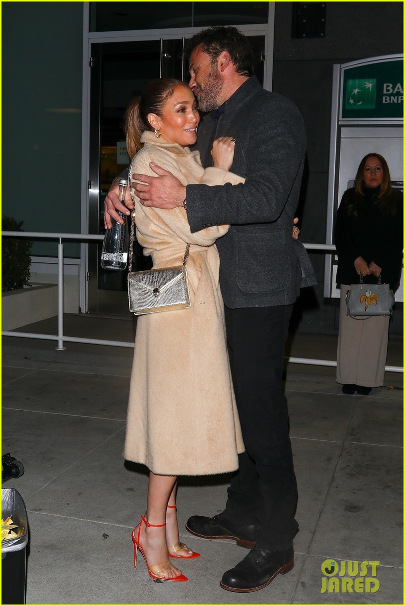 Jennifer Lopez & Ben Affleck Cuddle Up on a Romantic Date Night in ...